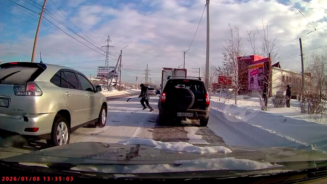 В Улан-Удэ ребенок выбежал под машину. ВИДЕО