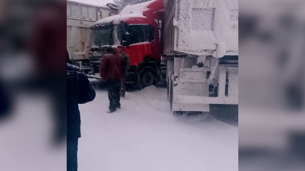 Выпавший снег парализовал движение на дорогах Бурятии. ФОТО, ВИДЕО